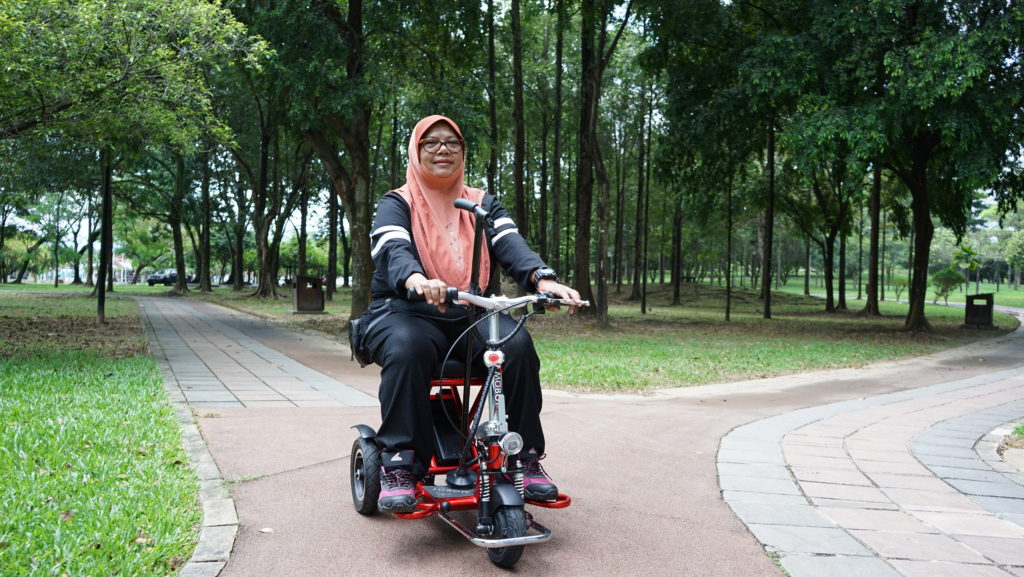 Kerusi Roda Ringan dan Senang Dibawa Untuk Warga Emas